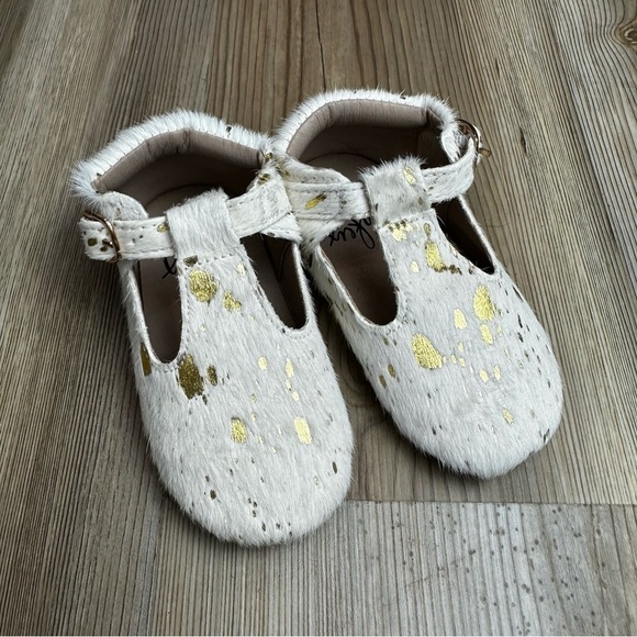 Monkey Feet | Shoes | Monkey Feet White Gold Faux Fur Tstrap Baby Shoes ...